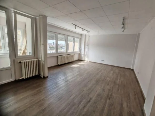 Trosoban nenamešten stan - Bulevar Nemanjića