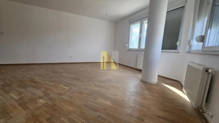 Prazan, četvorosoban stan u Square gardenu