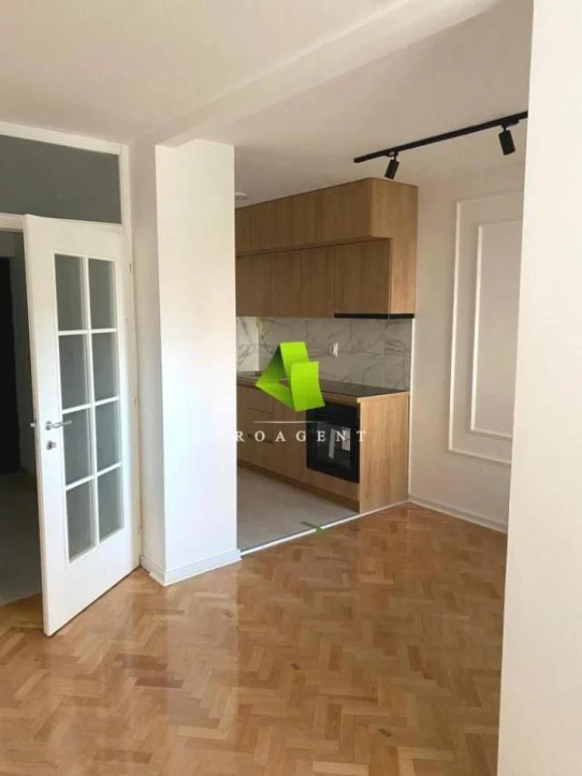 Nenamešten jednoiposoban stan na Bulevaru Nemanjića ID#9024