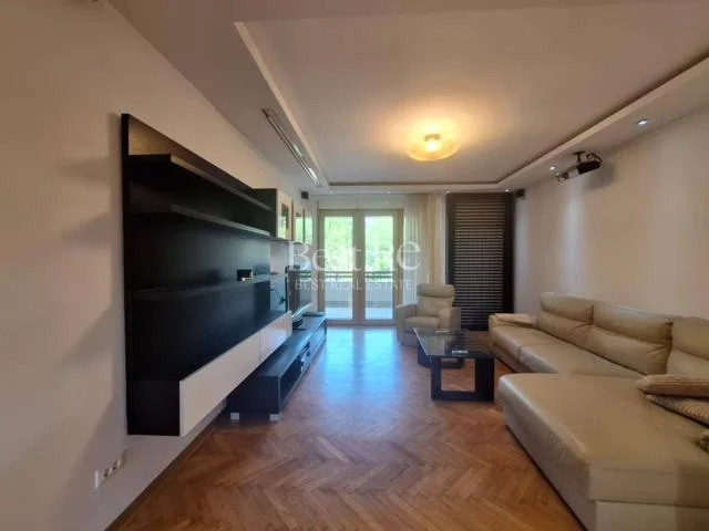 Renoviran stan na vrhunskoj lokaciji