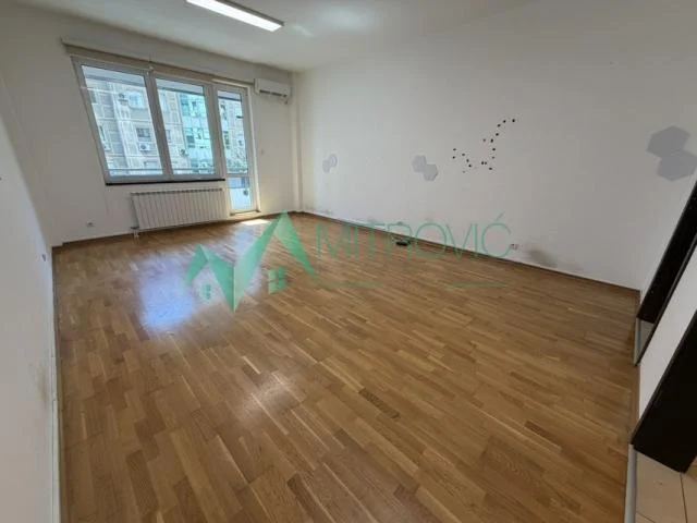 Izdavanje, Stan, 113m2 , Bulevar Oslobođenja