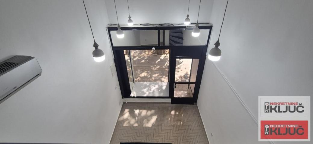 KOD SINAGOGE-JEVREJSKA ulica,  24m2 + Galerija, Ulični lokal