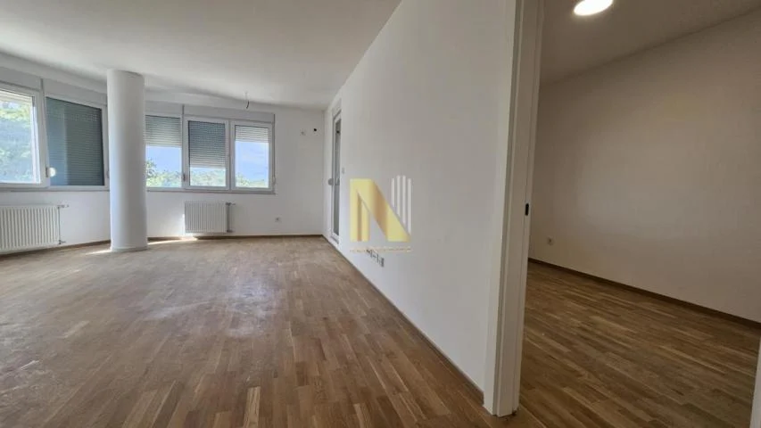 Prazan, četvorosoban stan za poslovni prostor u Square gardenu