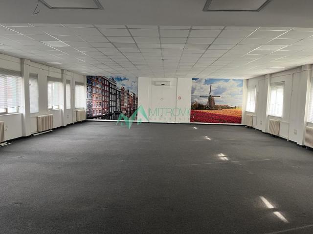 Izdavanje, Poslovni prostor, 1050m2 , Centar