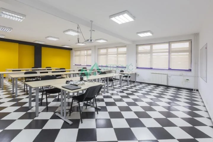 Izdavanje, Poslovni prostor, 200m2 , Bulevar Evrope