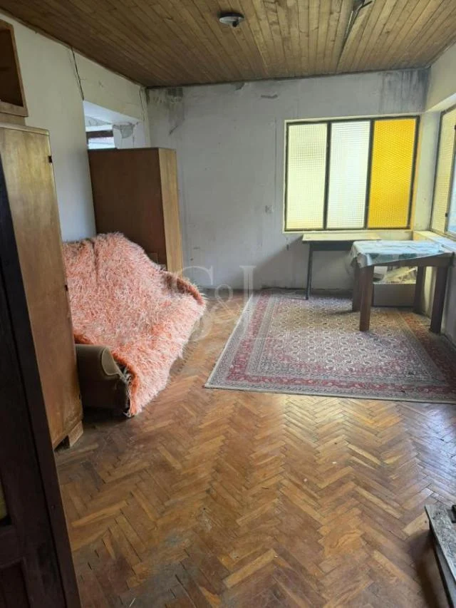 KUĆA ZA RUŠENJE ILI KOMPLETNU ADAPTACIJU!