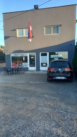 IZDAJEM LOKAL