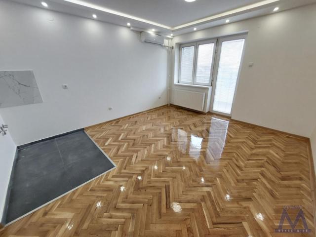 Novi Sad - socijalno, prodaje se renoviran dvosoban stan od 43m2, odmah useljiv, uknjižen. 
Stan se