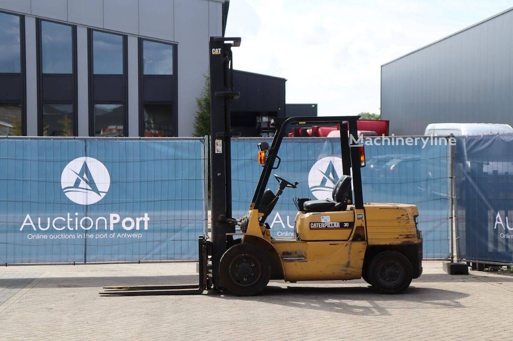 Prodaje se Caterpillar DP30 dizel viljuškar na aukciji
