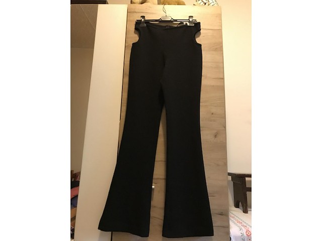 Zara crne pantalone sa otvorom M