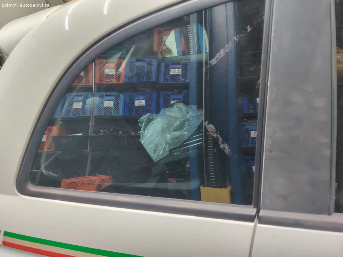 Fiat 500 zadnje desno staklo Originalni delovi Moguca ugrad