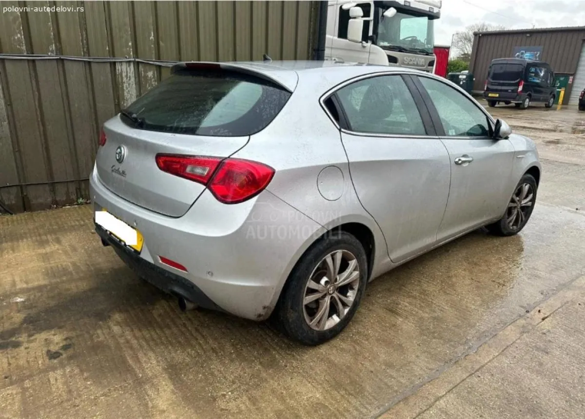 Alfa Romeo Giulietta zadnji branik sa senzorom kod boje 620