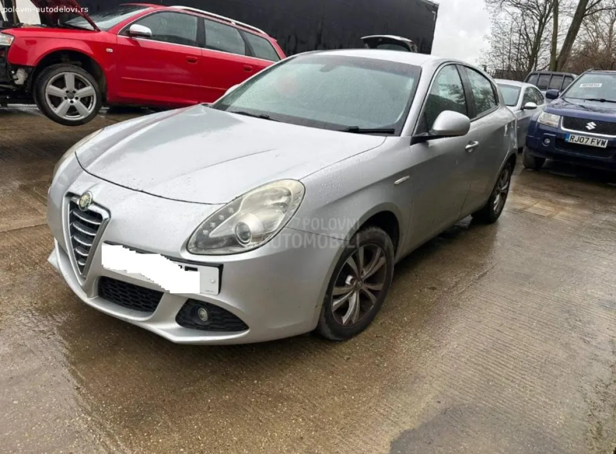 Alfa Romeo Giulietta desno krilo kod boje 620 /B Originalni