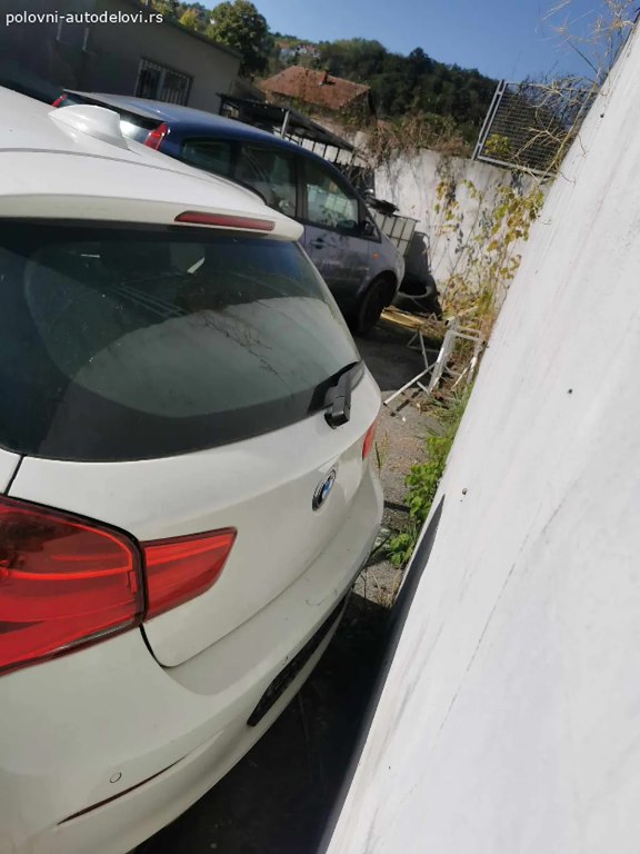 Auto u delovima