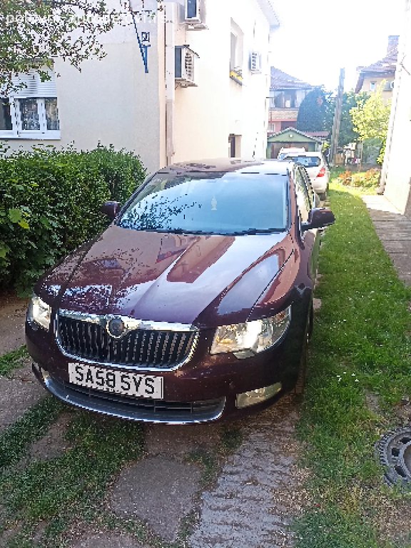 SKODA SUPERB 2 VRATA HAUBE TRAP