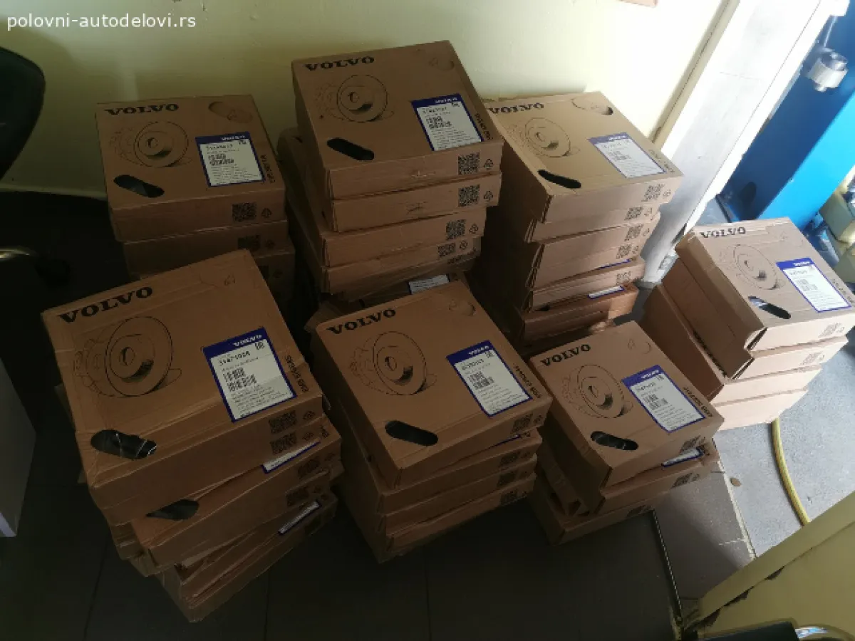 Volvo v40..novi delovi