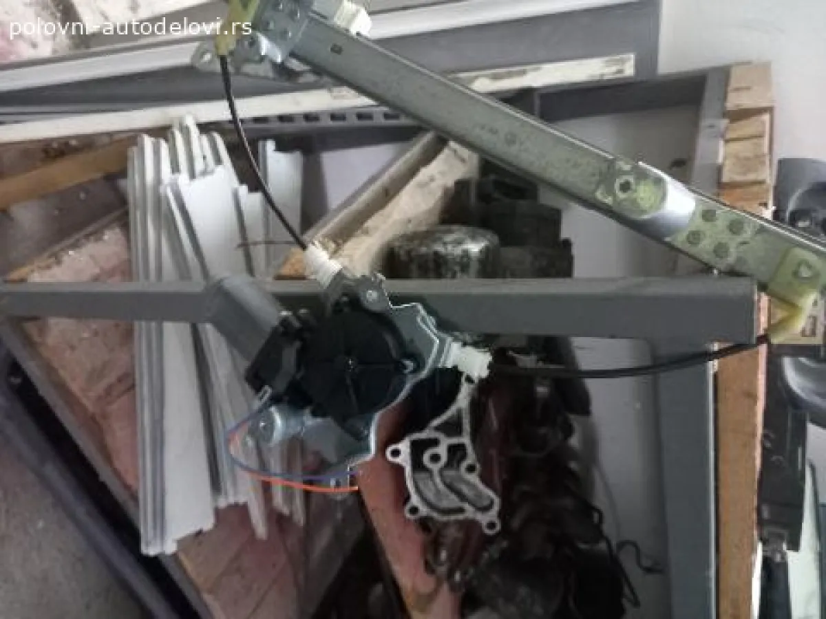 Podizac stakla zadnji Nissan p12