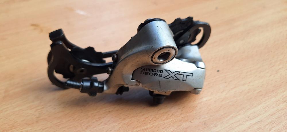 Zadnji menjač Shimano Deore RD-M750