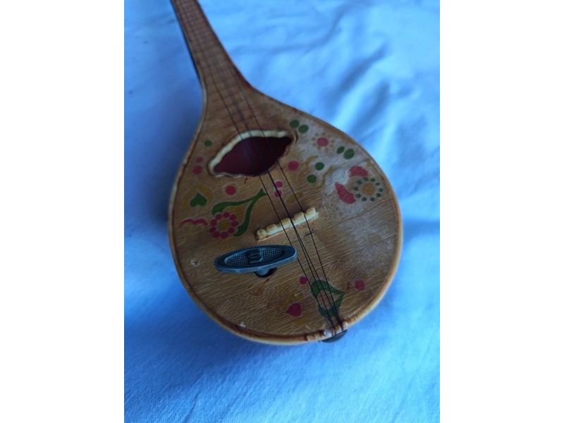 Muzicka kutija u obliku mandoline