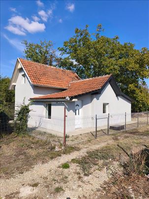 Renovirana kuća sa 8,2 ara placa na prodaju!
