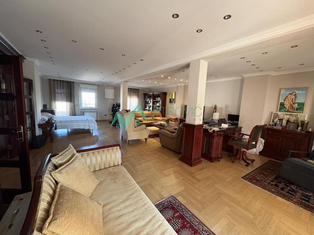 Stan na prodaju, 266m2, 680.000€