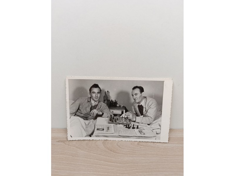 Vintage fotografija gospoda igraju šah