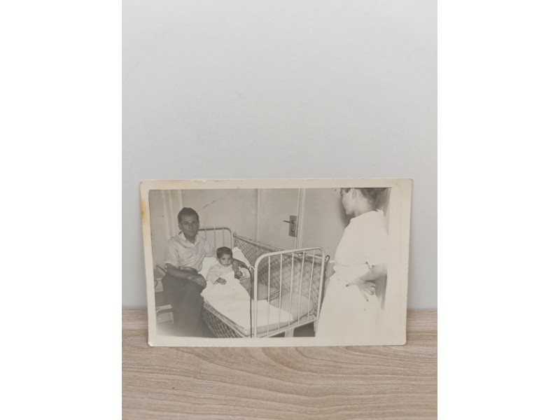 Vintage fotografija dete u bolnici