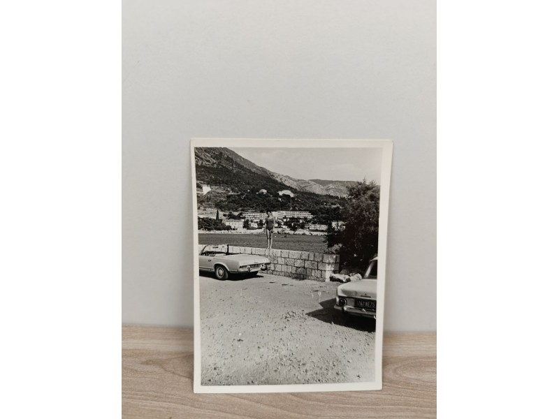 Vintage fotografija devojka pozira