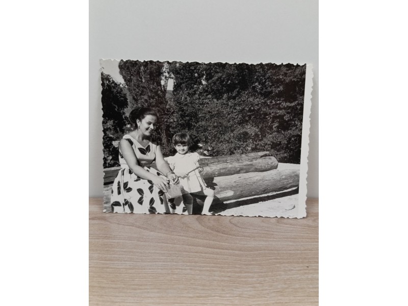 Vintage fotografija dama s detetom u parku