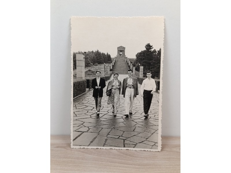 Vintage fotografija prijatelji u šetnji Avala