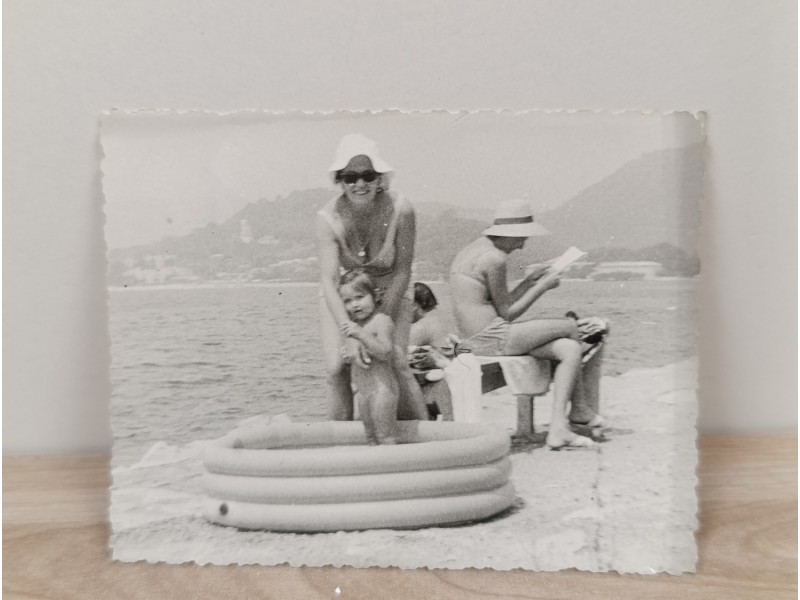 Vintage fotografija dama na plaži s detetom