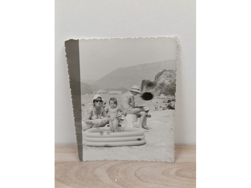 Vintage fotografija dama na plaži s detetom