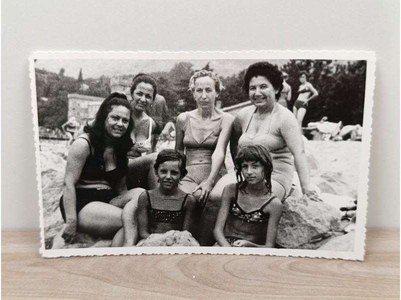 Vintage fotografija dame na plaži s decom