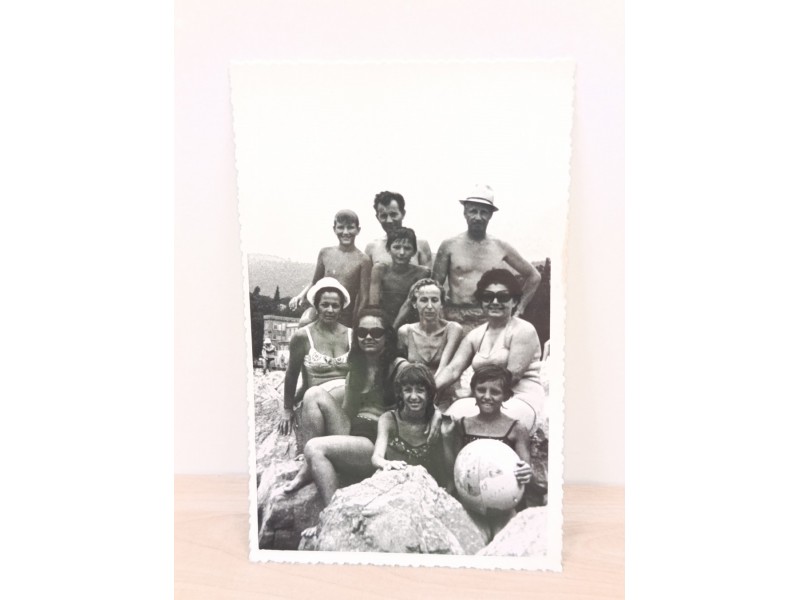 Vintage fotografija prijatelji na plaži s decom