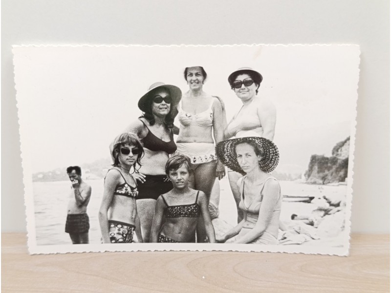 Vintage fotografija dame na plaži s decom