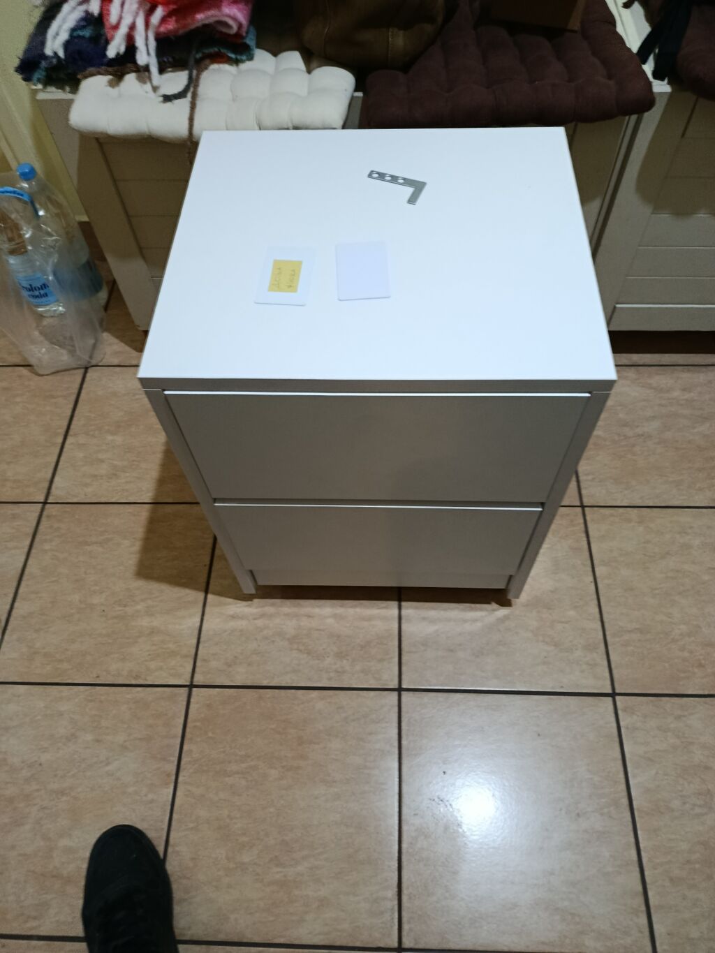 -Nocni ormaric sa skrivenim pregradama se moze izraditi od materijala