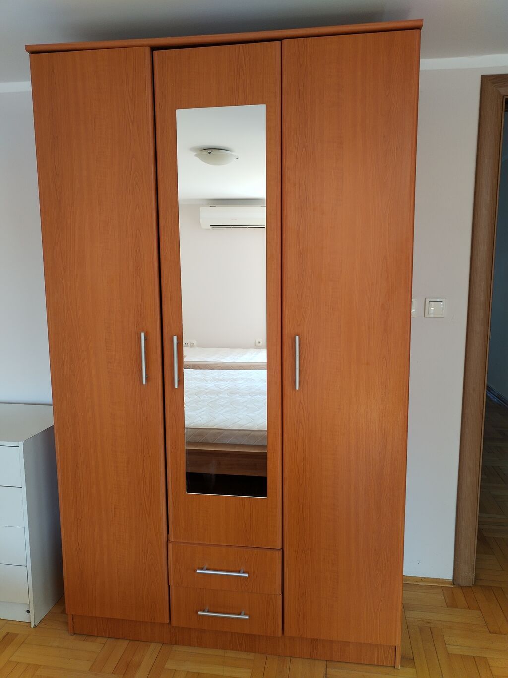 Trokrilni garderober od univera u dekoru trešnje/lišćara, sa