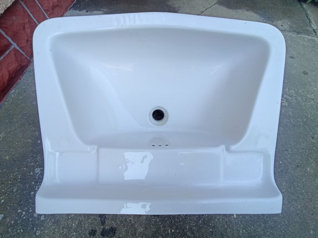 Lavabo sa slike, dimenzije 58 cm x 47 cmbez oštećenja, preuzimanje