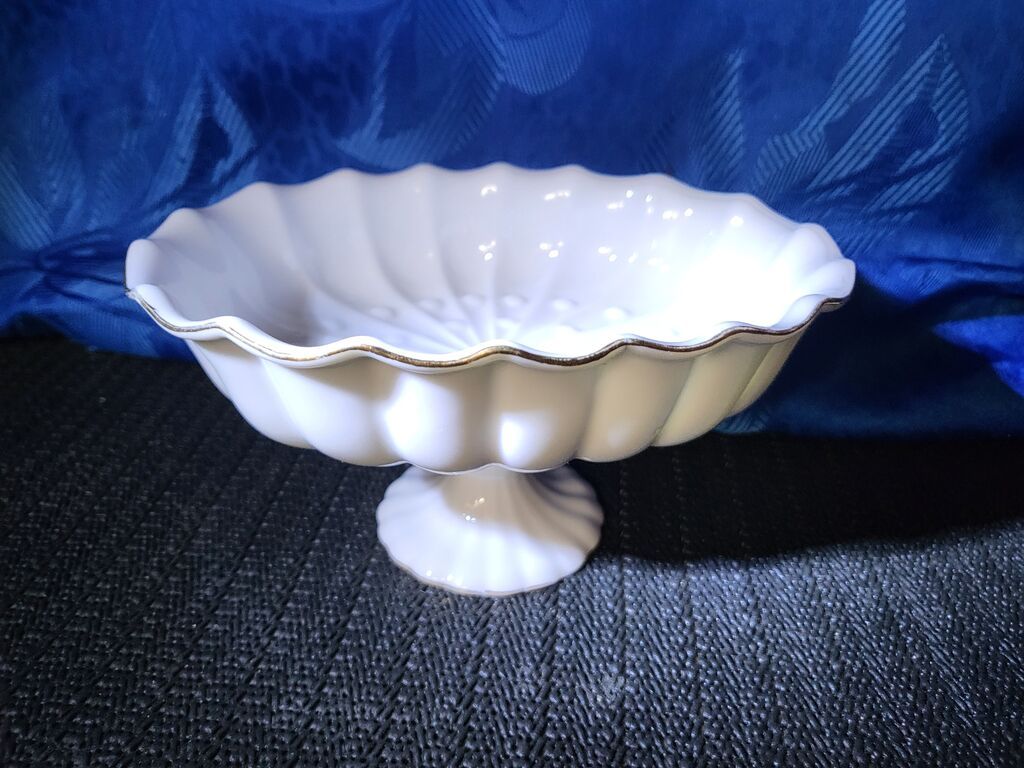 Porcelanska bombonijera 1970/80te godine. Bombonijera perfektna