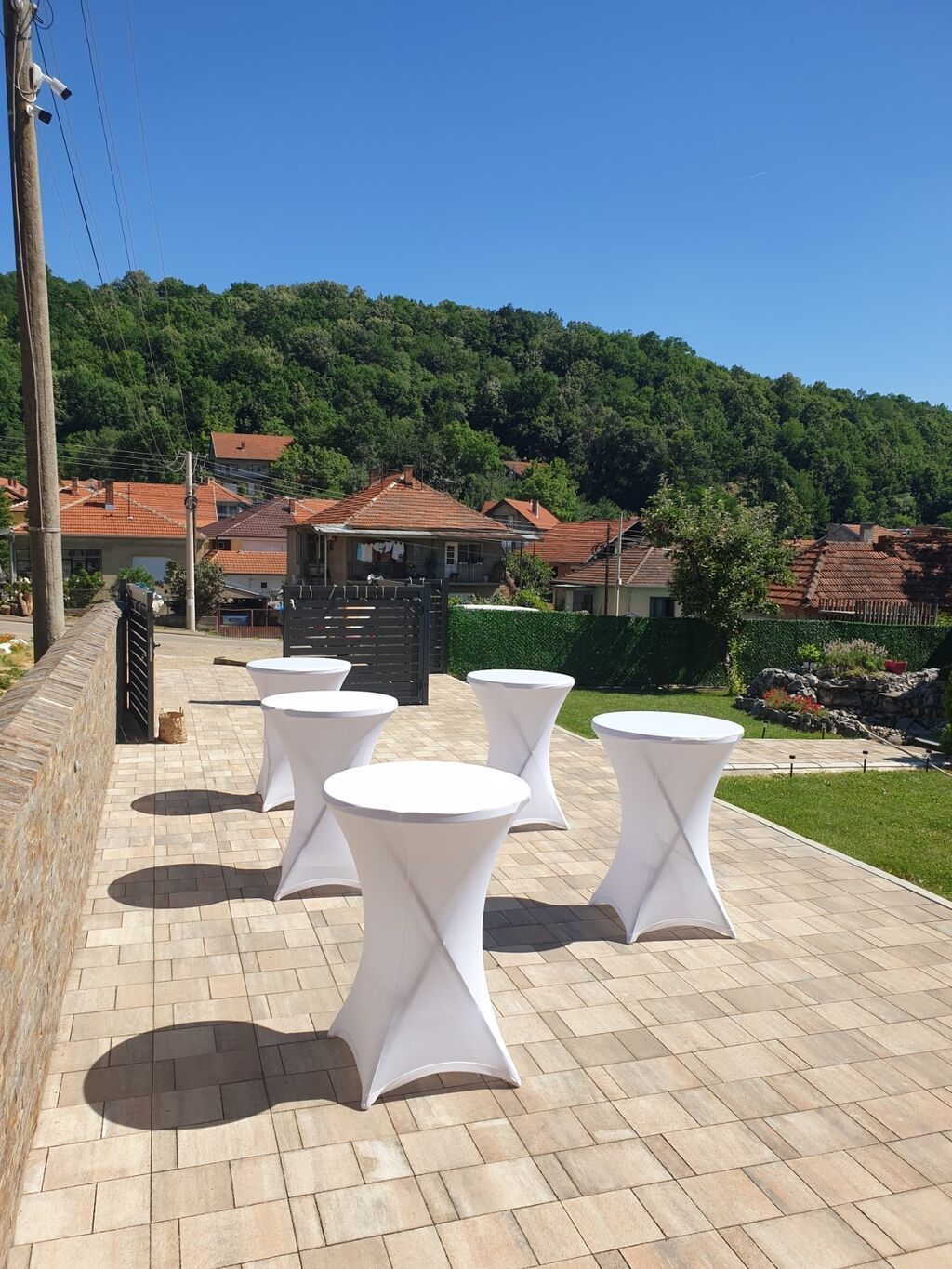 Izdajem stolove sa presvlakama. Povoljno.Leskovac