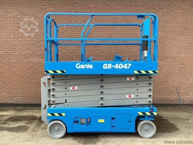 Polovna makazasta radna platforma Genie GS4047 (uključujući nove baterije)
GENIE GS-4047