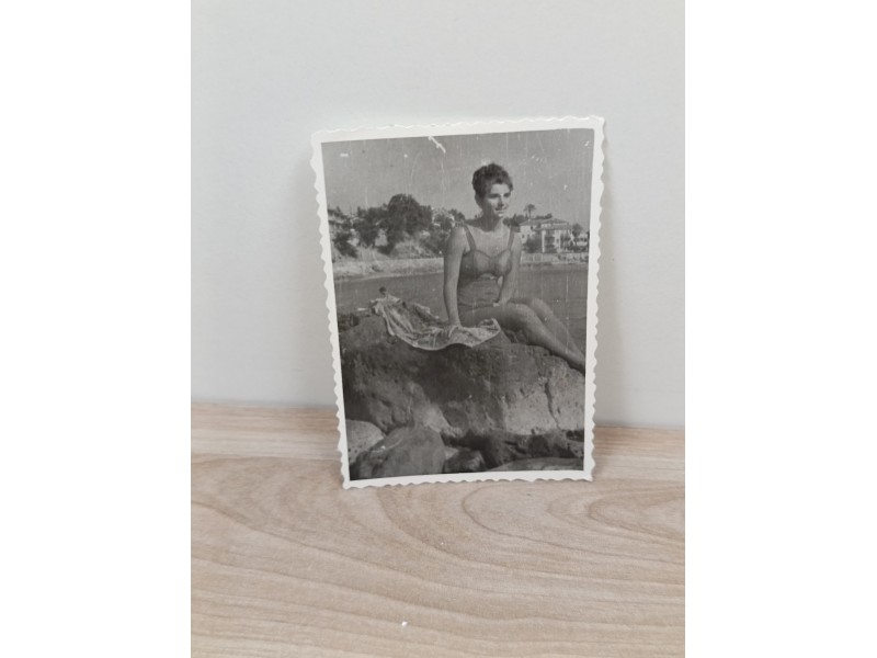 Vintage fotografija dama na plaži
