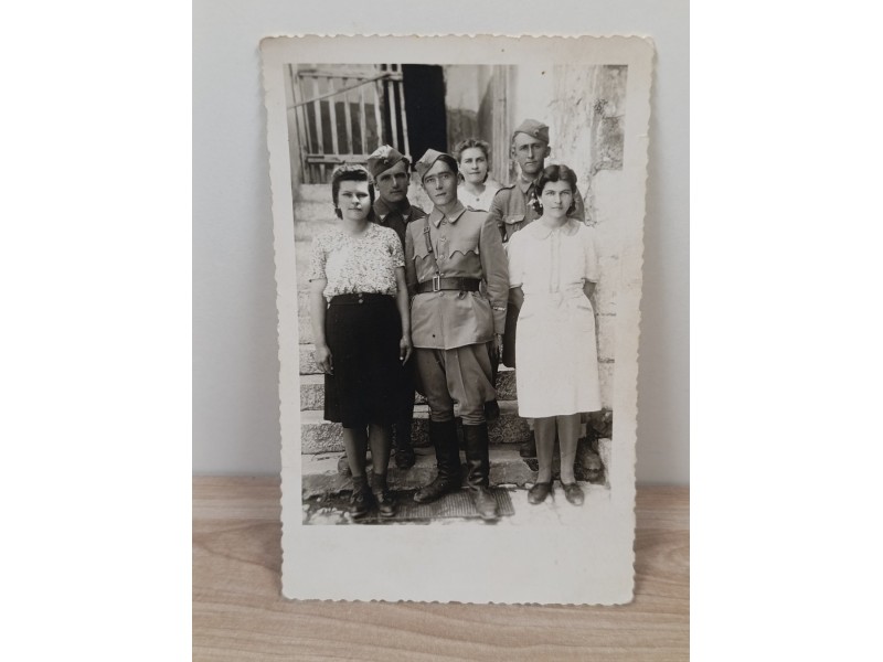 Vintage fotografija dama s vojnicima
