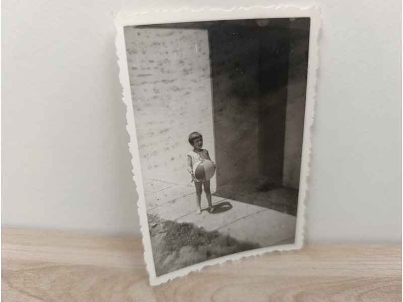 Vintage fotografija dete s loptom