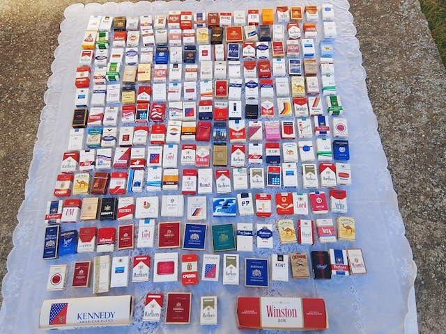 Prazne kolekcionarske paklice cigareta