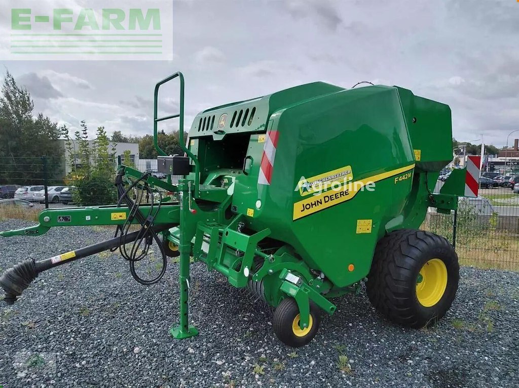 John Deere f442m balirka za četvrtaste bale