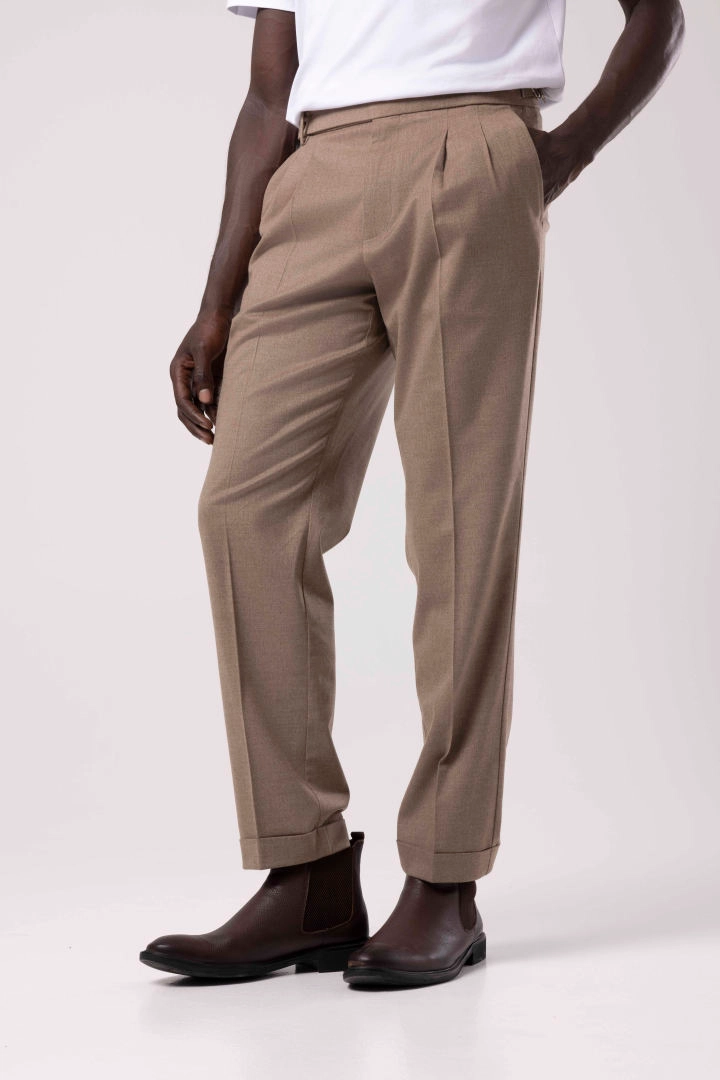MUŠKE PANTALONE SA PODESIVIM STRUKOM I NABORIMA
MUŠKE PANTALONE SA PODESIVIM STRUKOM I NABORIMA
