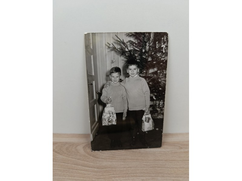 Vintage fotografija braća dodela paketića
