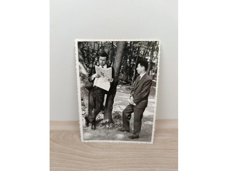 Vintage fotografija momci prelistavanje štampe