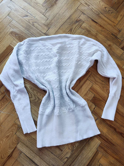 Bela bluza sa šišmiš rukavima